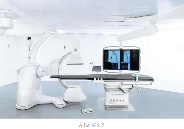 复合手术室机器人Allia IGS 7，该产品可自由切换手术场景，助力医生高效手术。